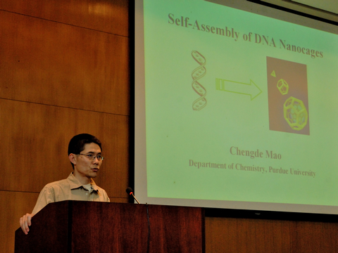 Purdue University (USA)的Chengde Mao教授应邀来我实验室做学术讲座-化学生物传感全国重点实验室